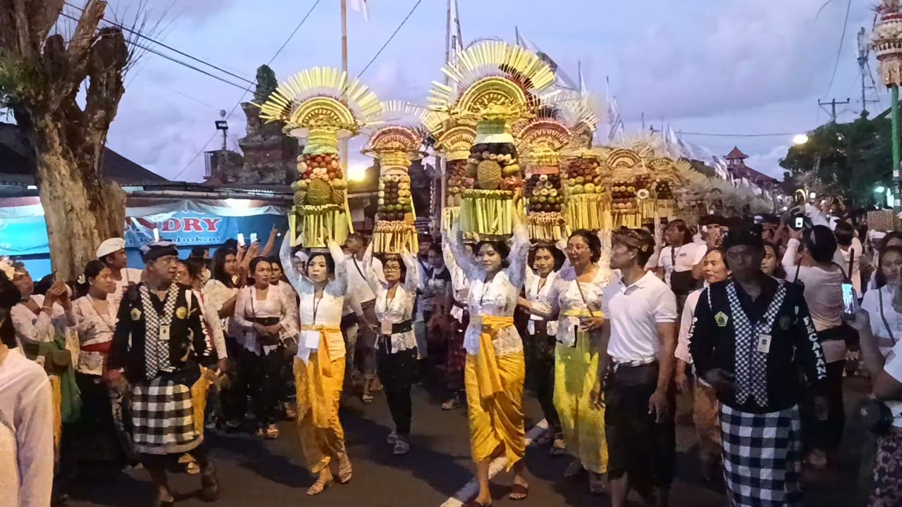 Tradisi " Ngerobok " Bangkitkan Semangat Masyarakat Adat Kerobokan