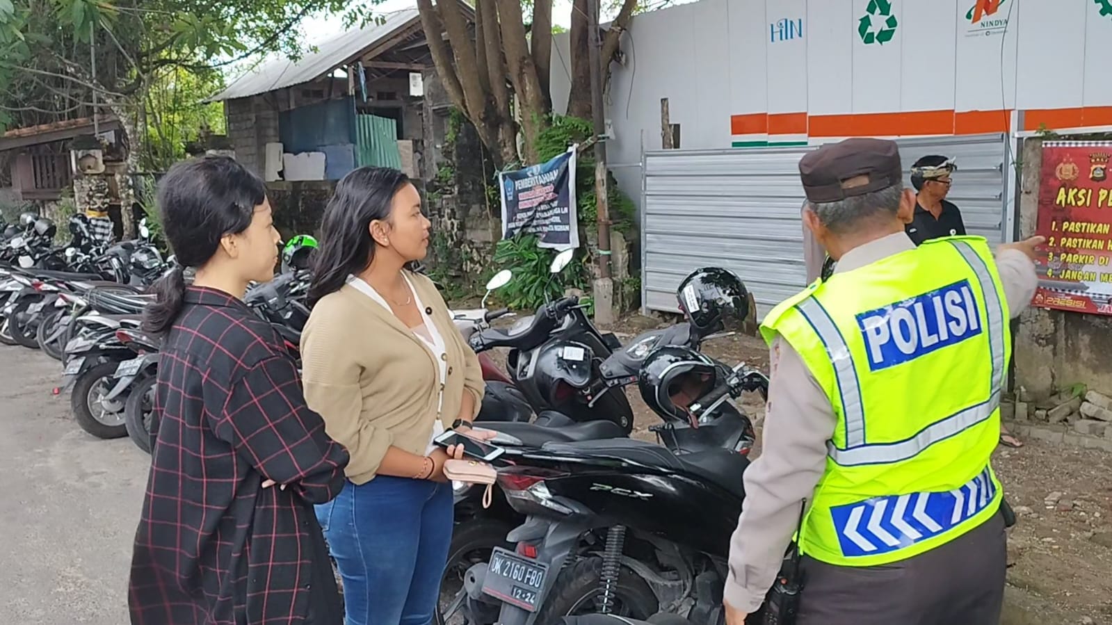 Polisi Sebar Spanduk Waspada Curanmor di Kawasan Wisata Sanur