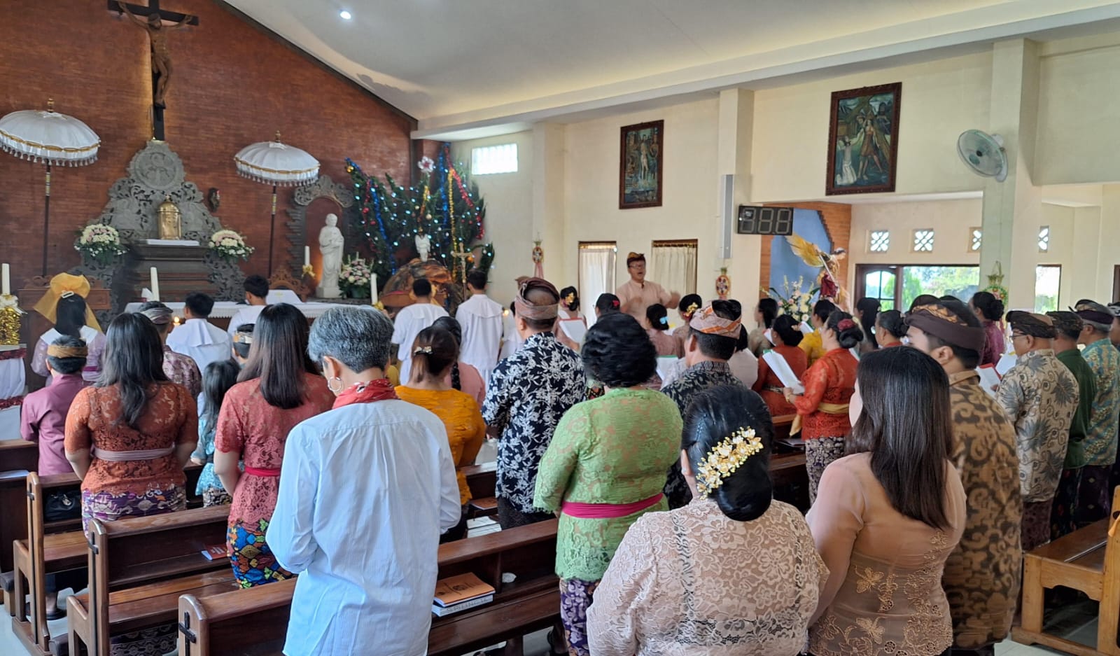 Perayaan Natal di Piling Penebel, Umat Berpakain Adat Bali hingga ...