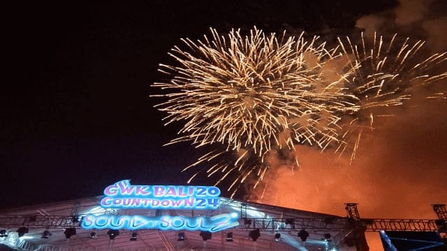 Kemeriahan Pesta Kembang Api di GWK Bali