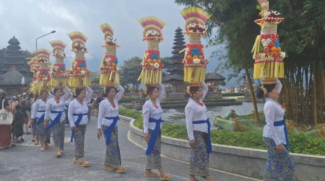 Semarak Parade Gebogan di Ulun Danu Beratan, Sedot Perhatian Wisatawan ...