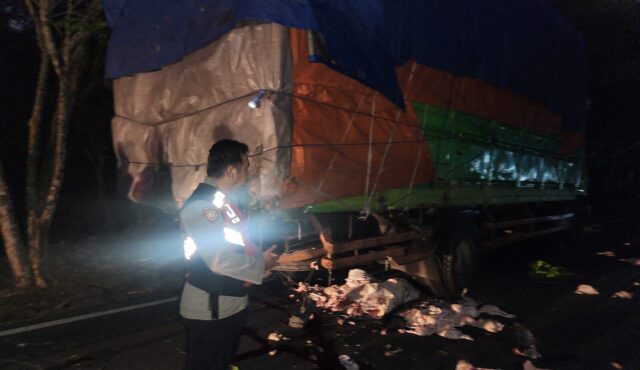 Pengendara Motor Tabrak Truk Parkir di Nusa Dua hingga Tak Sadarkan Diri